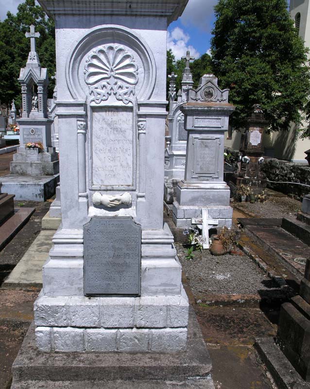 OS SEPULCROS CAIADOS