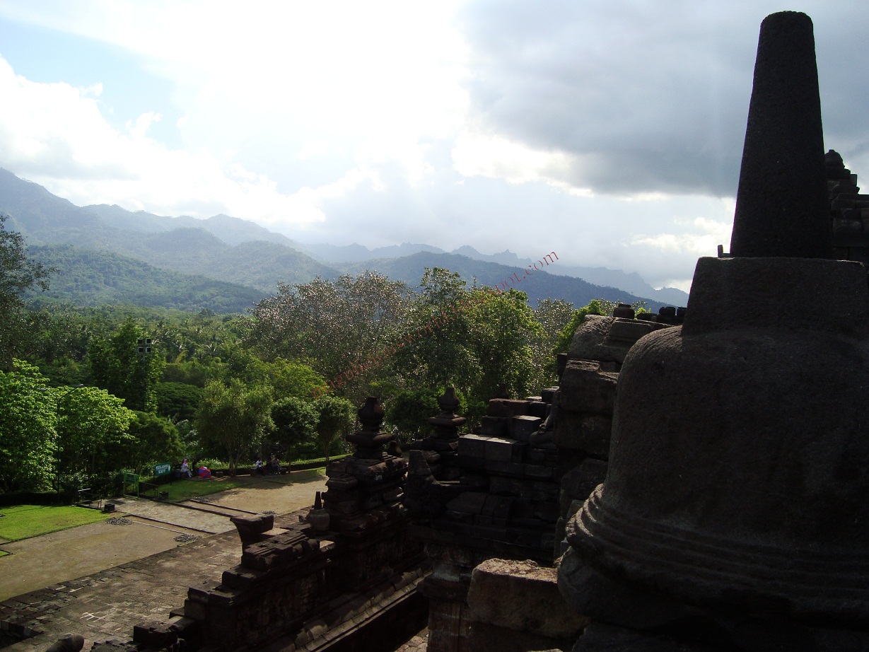Counting Buddhas in Borobudur on Java Island | Magu Bee at World's End