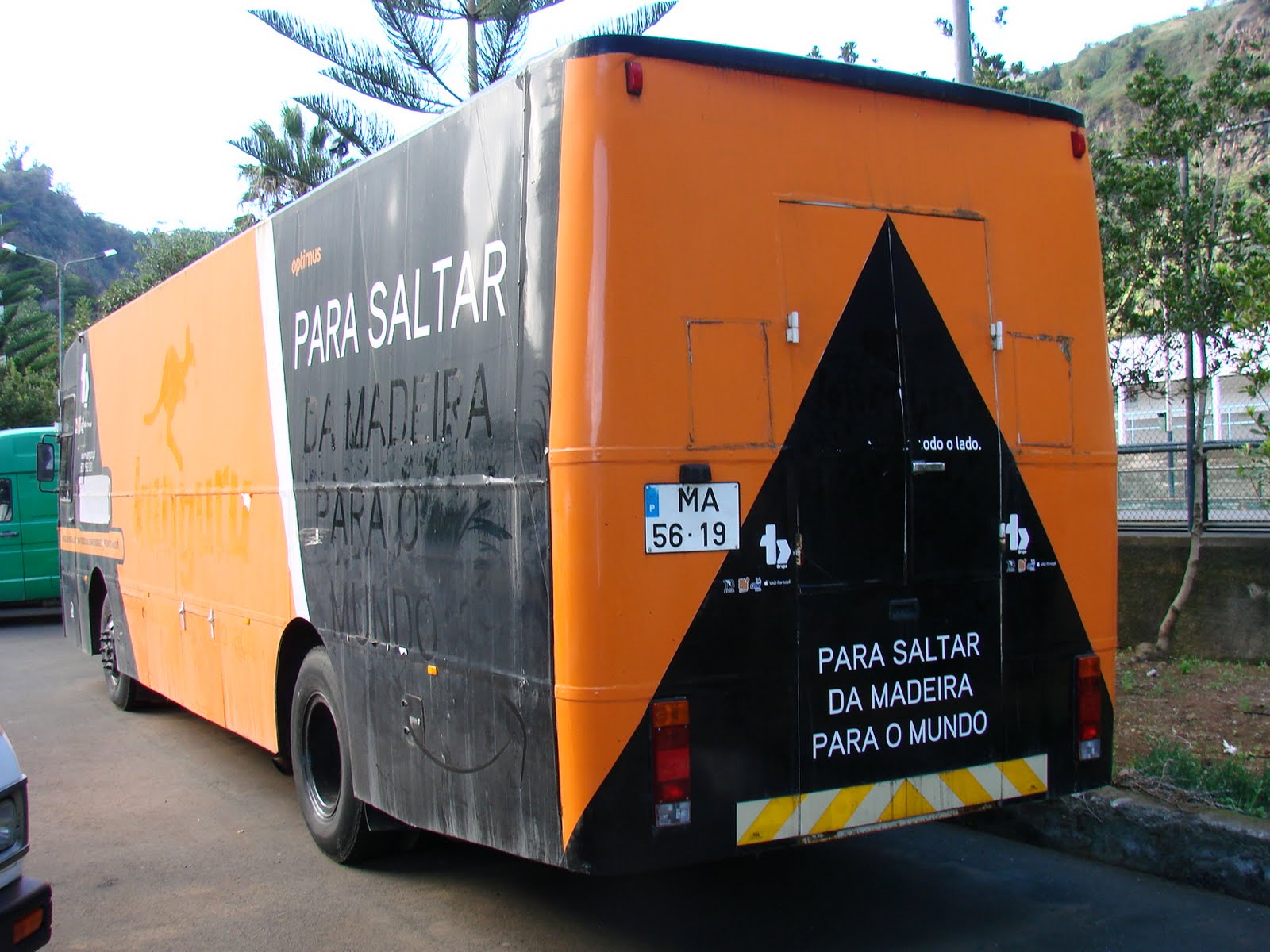 Buses from various cities in the world.: Autocarro modificado....
