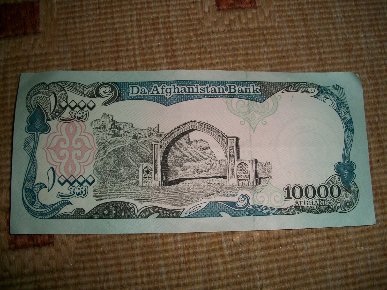 collectible items: Da Afghanistan 10000 Afganis Banknote