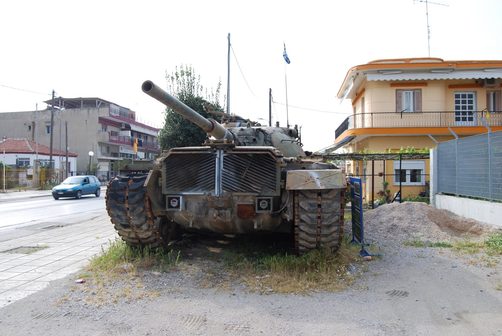 Enimerwsi.gr: Τανκ σε… τιμη ευκαιριας!