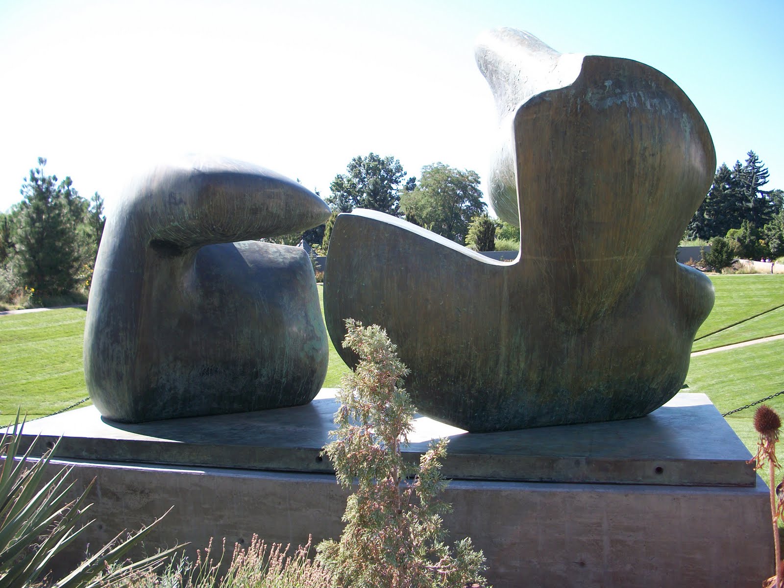 EWESPECIAL: Henry Moore Sculptures in Garden Setting