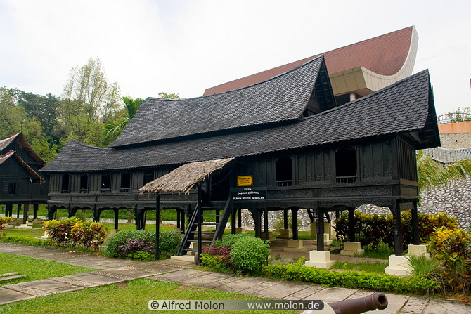 aRchitecture FullStop: Traditional Malay House