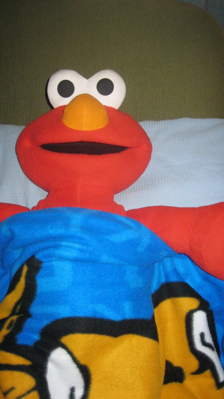 Elmo's World Trip!: Elmo is relaxing at home