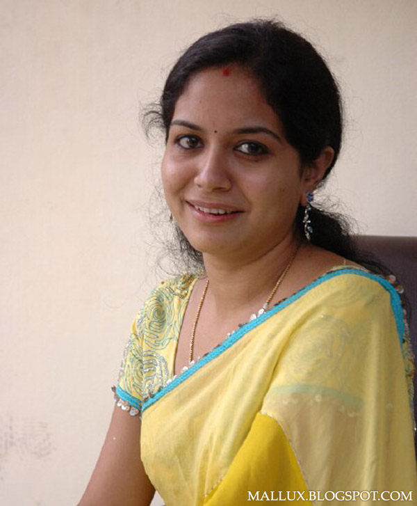 Film Actress Photos: Singer Sunitha Hot In Yellow Saree