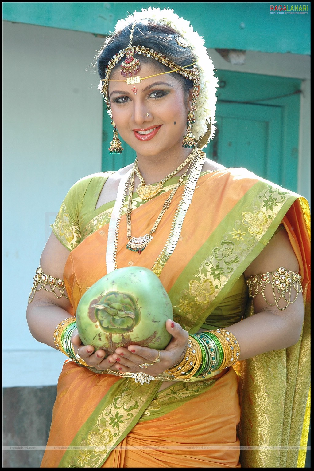 Film Actress Photos: Tamil Actress Rambha Hot Belly Show in Saree