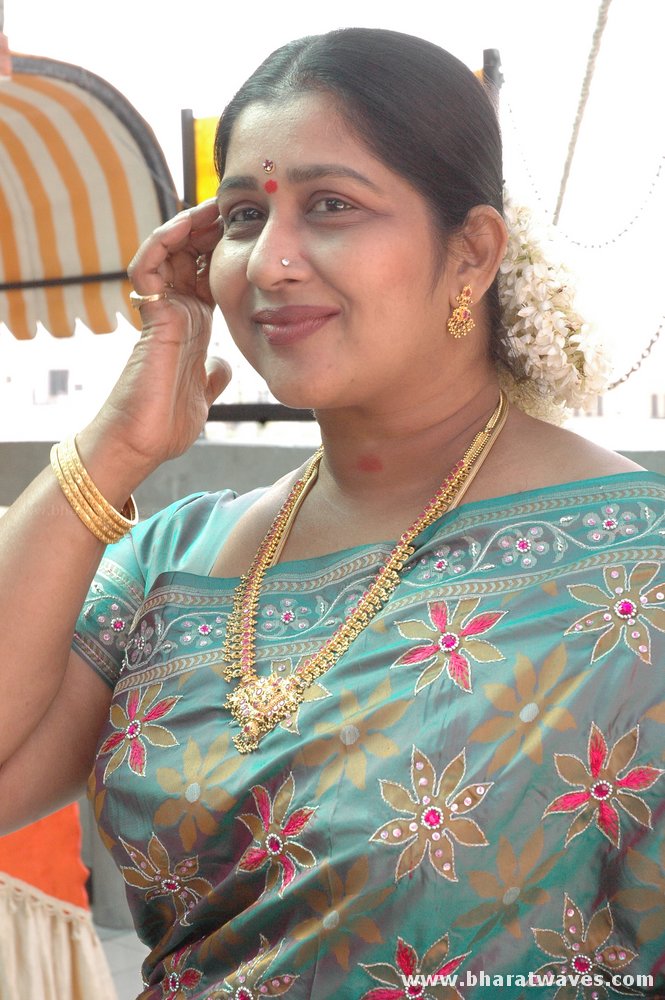 Film Actress Photos: Tamil Old Actress Kavitha Hot In Saree