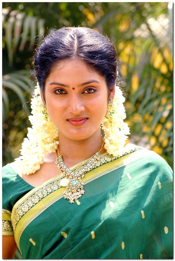 Film Actress Photos: Telugu Actress Sanuja in Green Saree