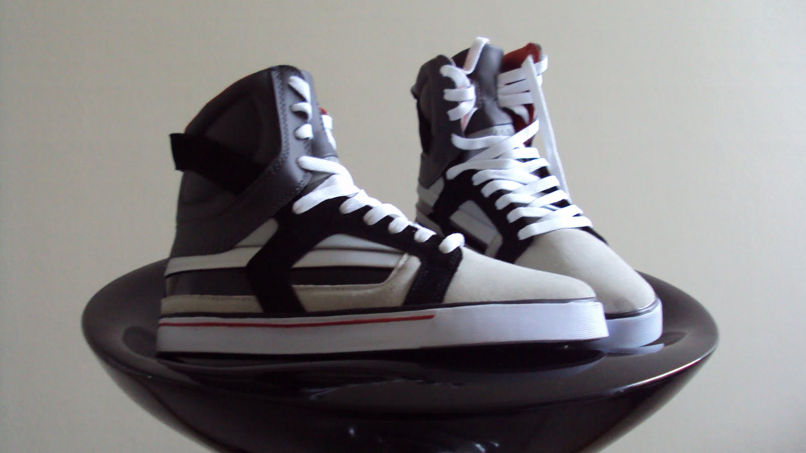 CREEPY SHOES: Supra High Grey Muska 002