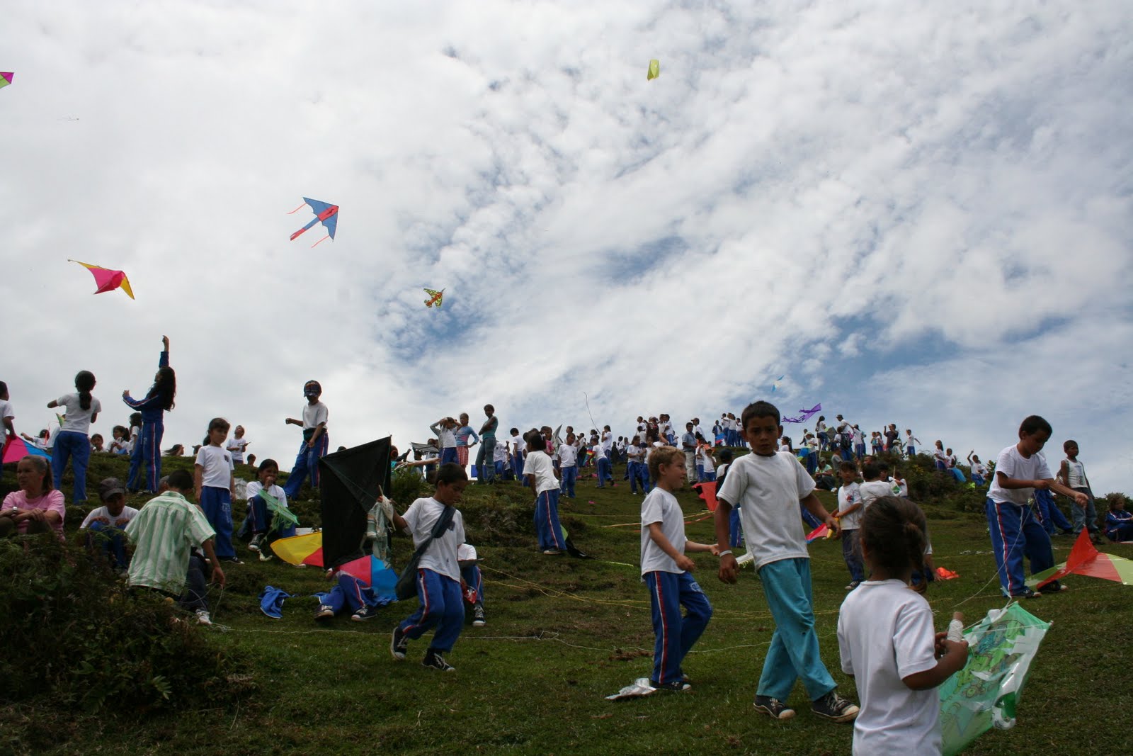 Niños elevando cometas - Imagui