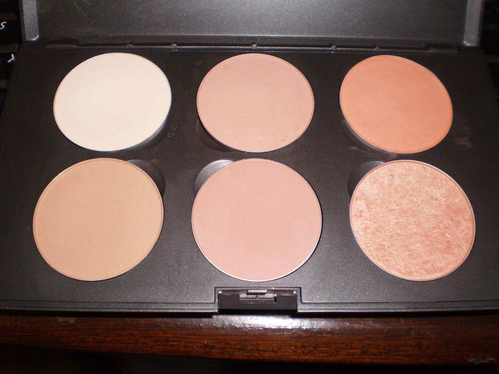 Madame Rouge Makeup Artist: Mac pallet photos and colours