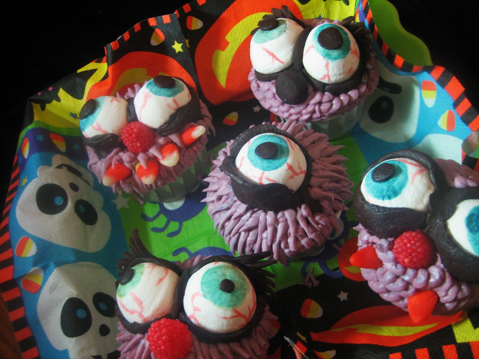 Chef Tess Bakeresse: Halloween Monster Eyeball Cupcakes