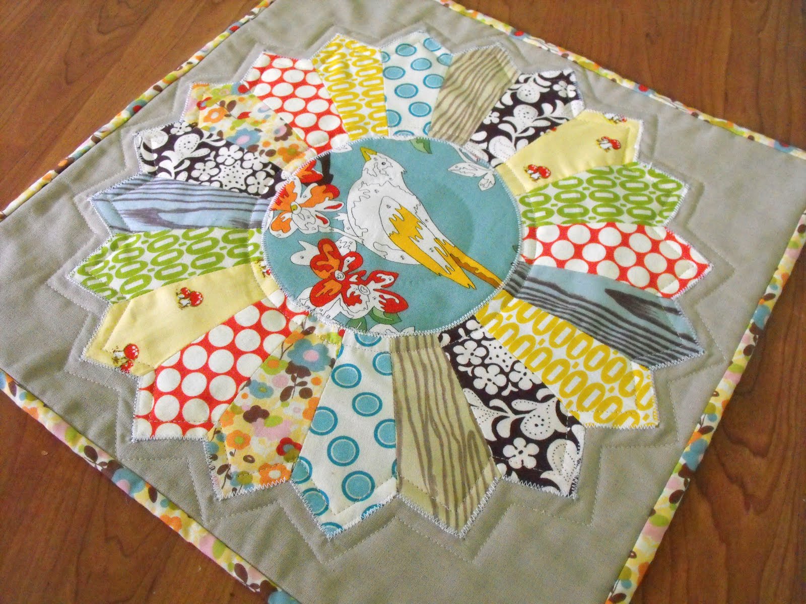 Raggedy Owl: Dresden Plate table quilt
