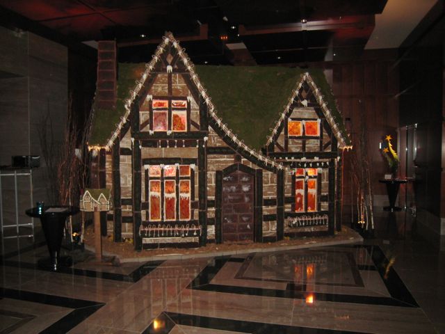 Delectalicious!: The Biggest Most Amazing Gingerbread House I've Ever Seen!