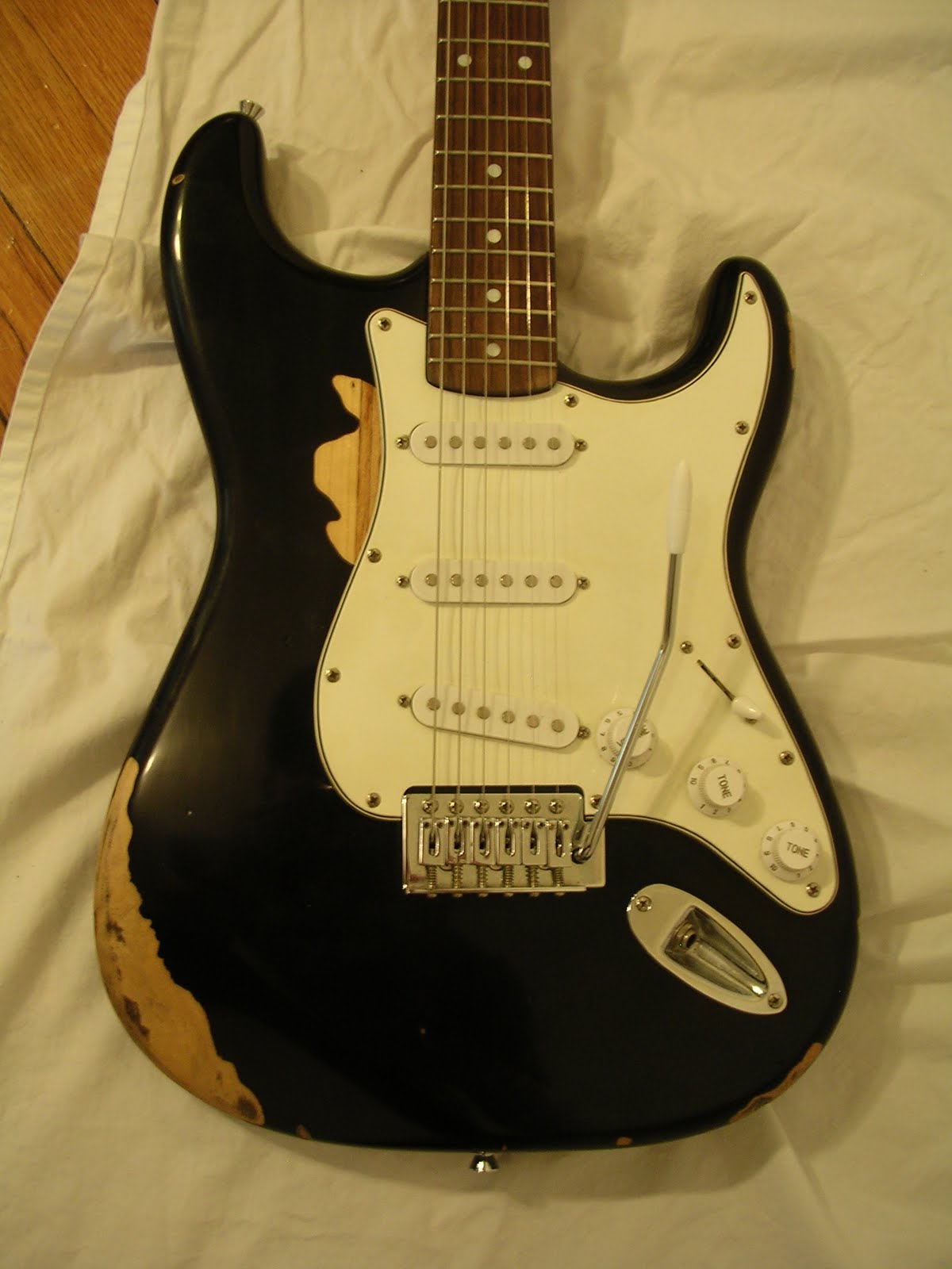 StrathmoreGuitars: Squier Strat Relic $150