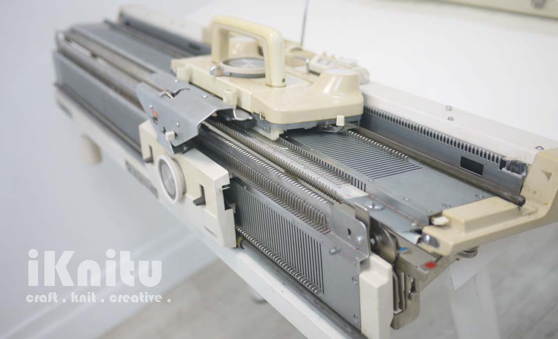 iKnitu: Singer ribber bed knitting machine