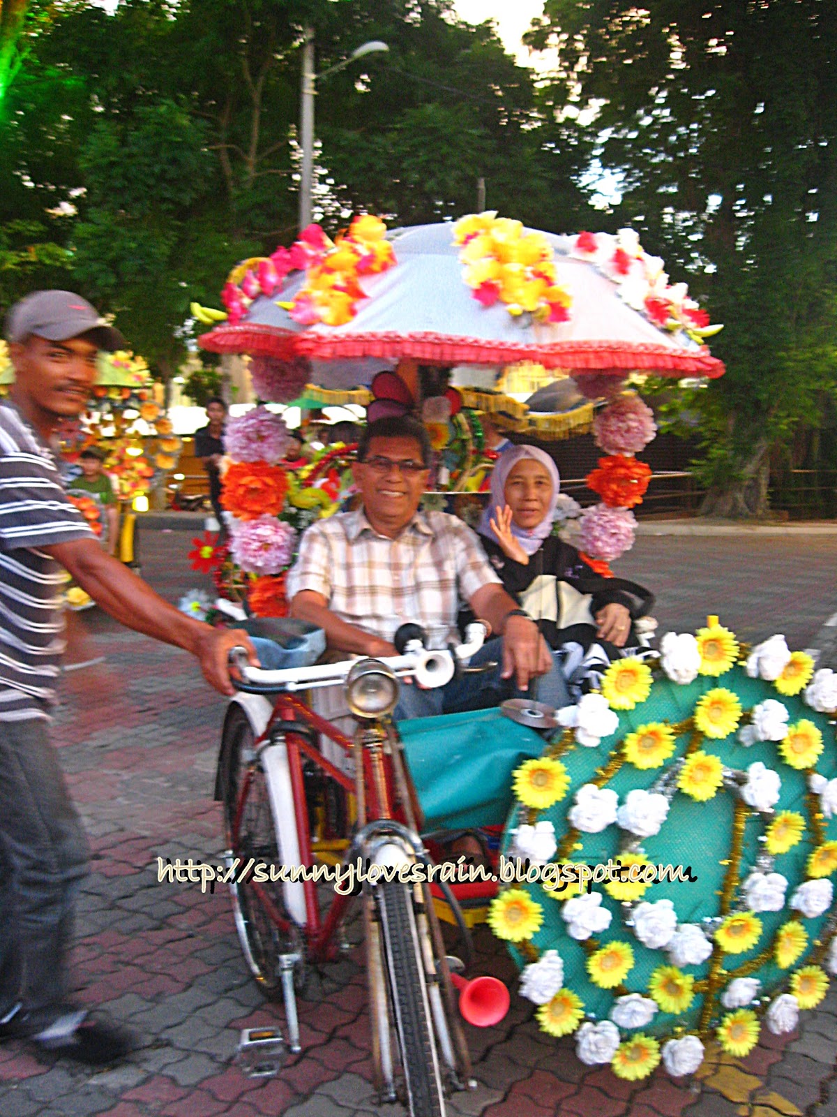 under the Sun In the Rain: Melaka trip: (Abang) Beca ride