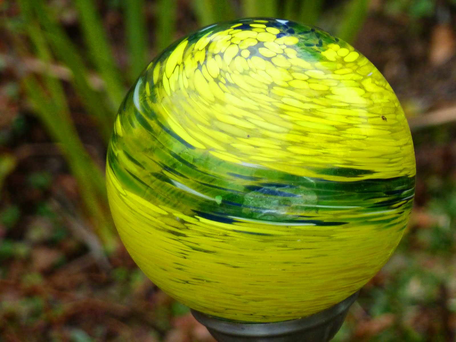 My blog of Ramblings: my yellow solar light jan.13, 2011