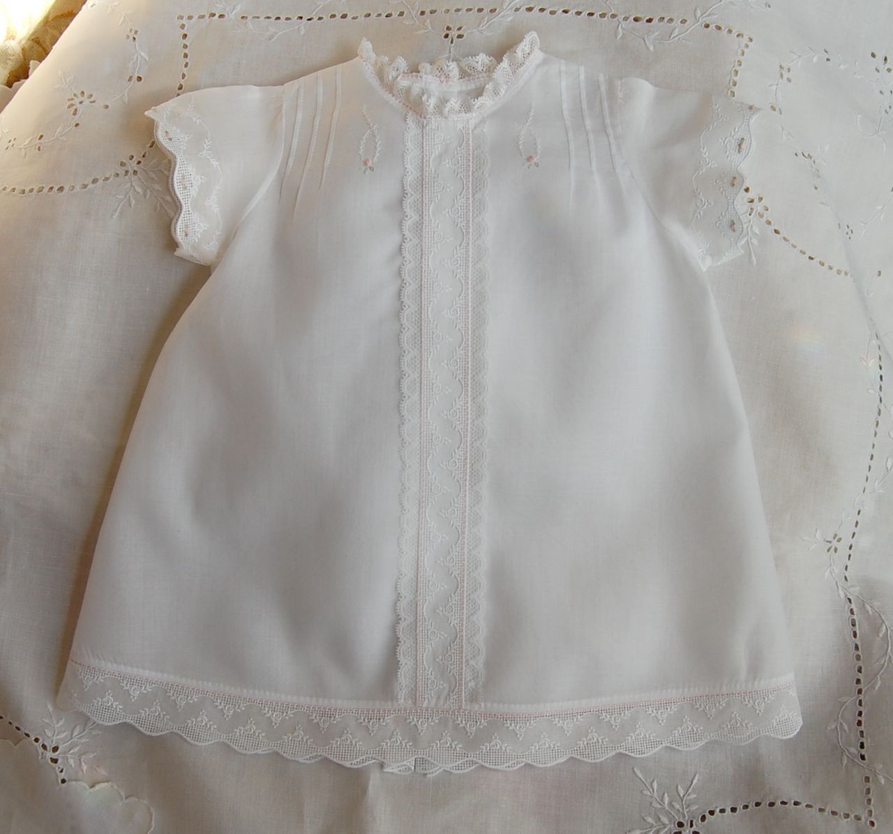 The Old Fashioned Baby Sewing Room: White Wednesday- Pretty Sew ...