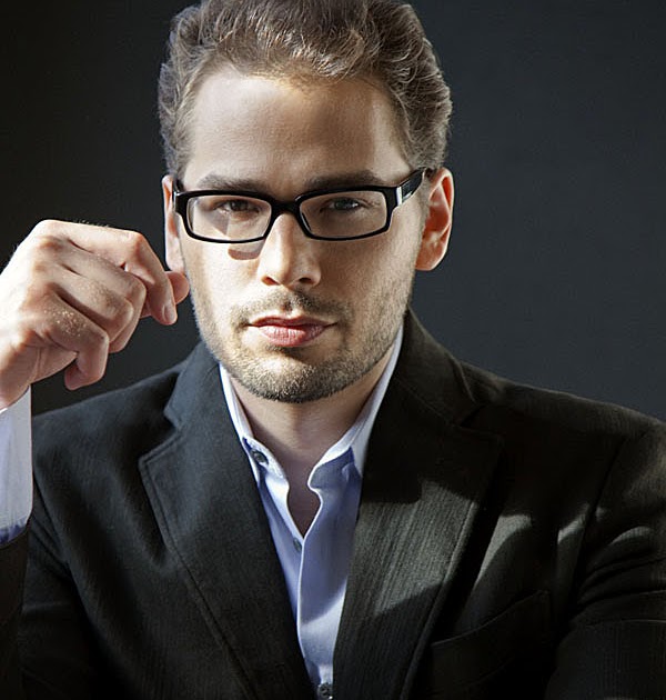 THE MAN BEHIND THE MAKEUP ROBERTO CASEY