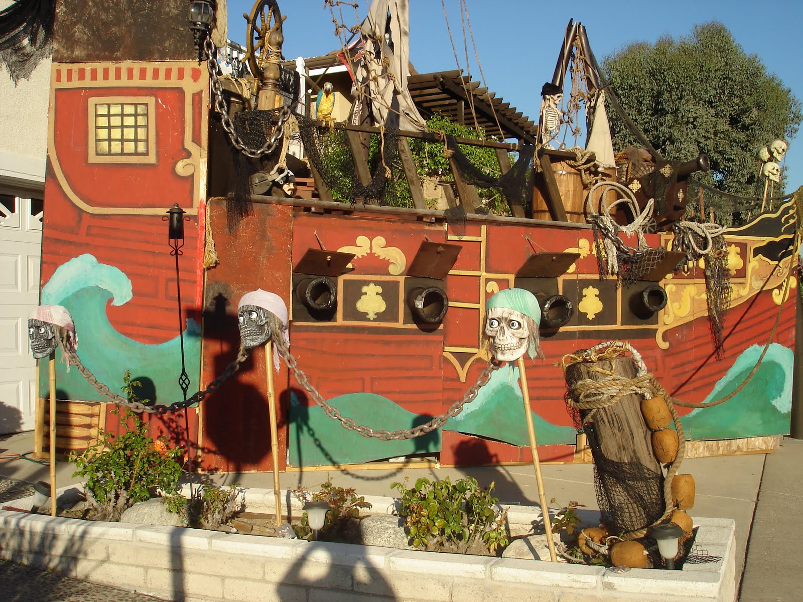 Cigarboxbeads: better pics of 'the pirate house on the corner'! ;>)