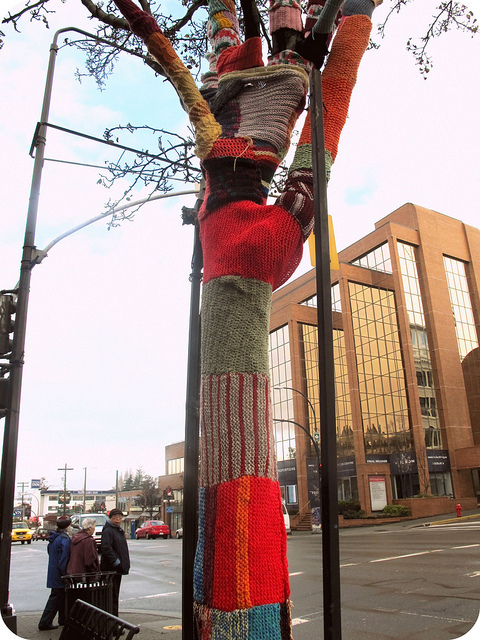 four-eyes rella: GUERILLA KNITTING!