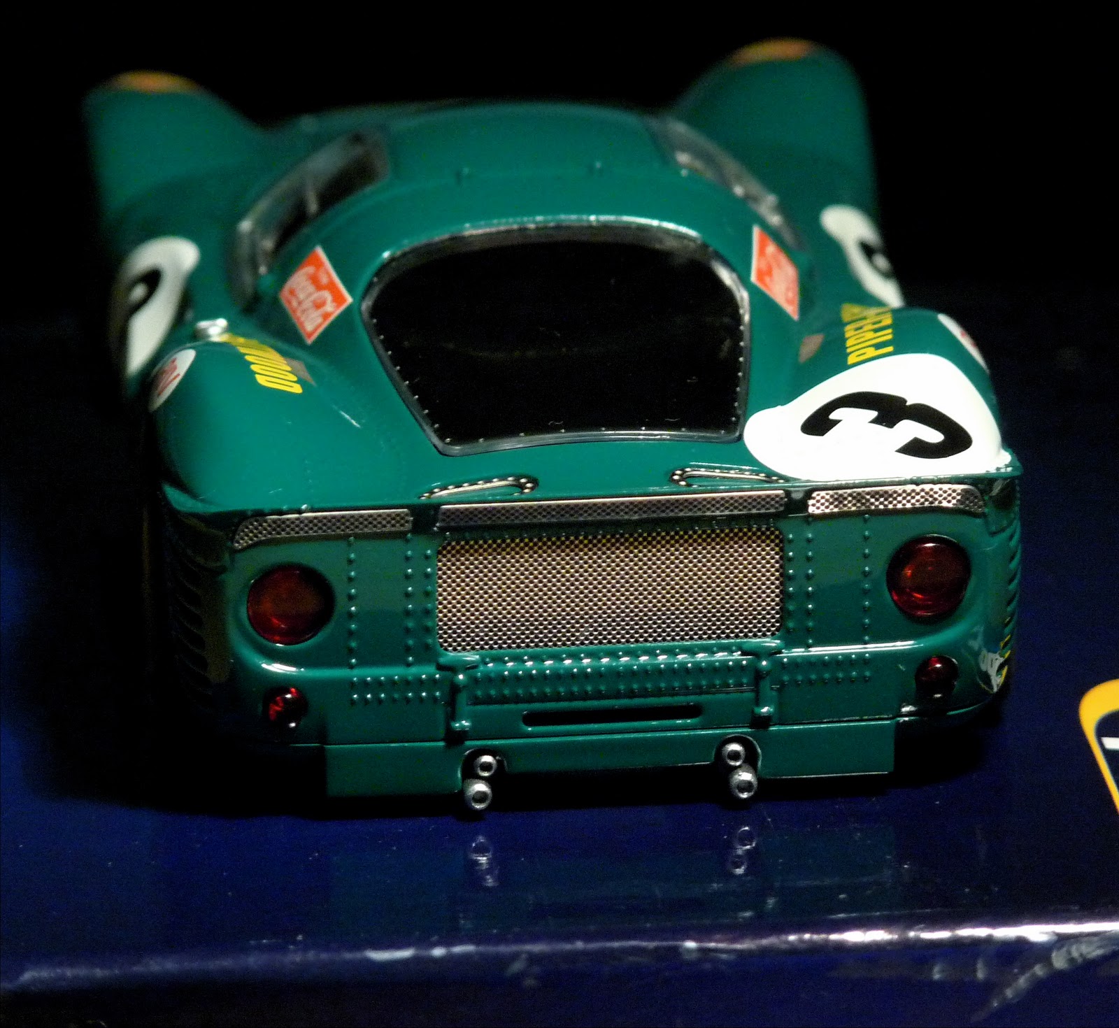 Enzo's Garage - La Vera Scuderia: Scalextric Ferrari 330 P4 Piper-Attwood