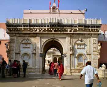 Weekend Getaways near Delhi: Rajasthan-train-road-trip-Delhi-Jaipur-Bikaner