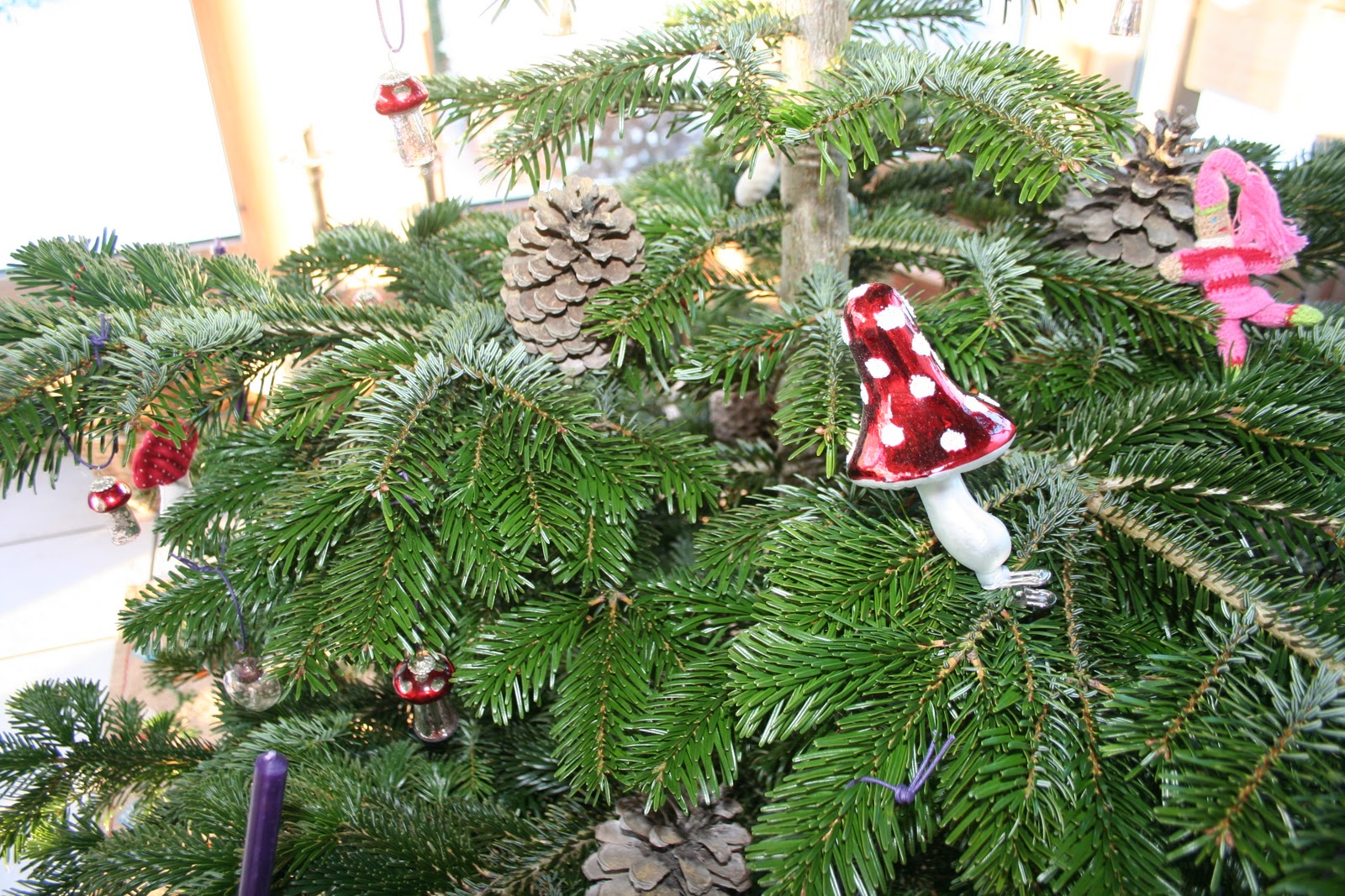 Englegården: JULETRÆET MED SIN PYNT