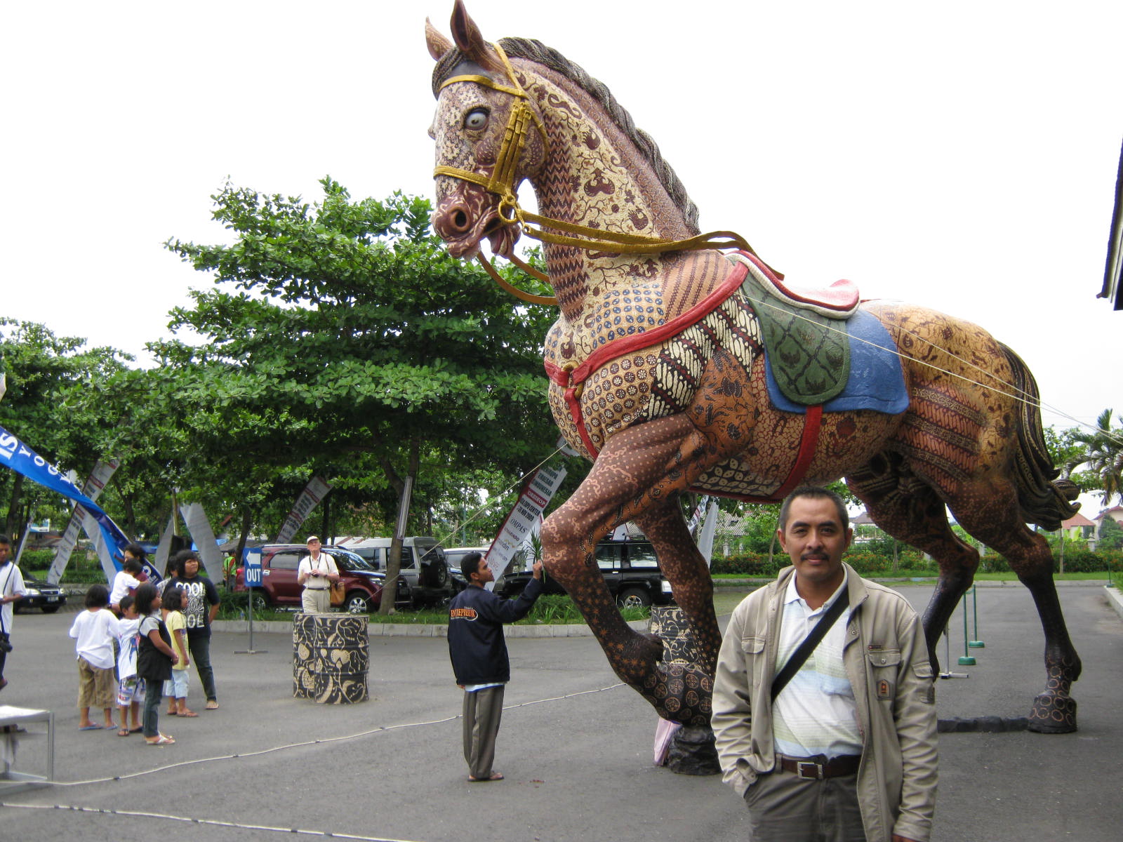 Patung kuda besar bermotif batik, siap untuk menyambut kedatangan kita ...