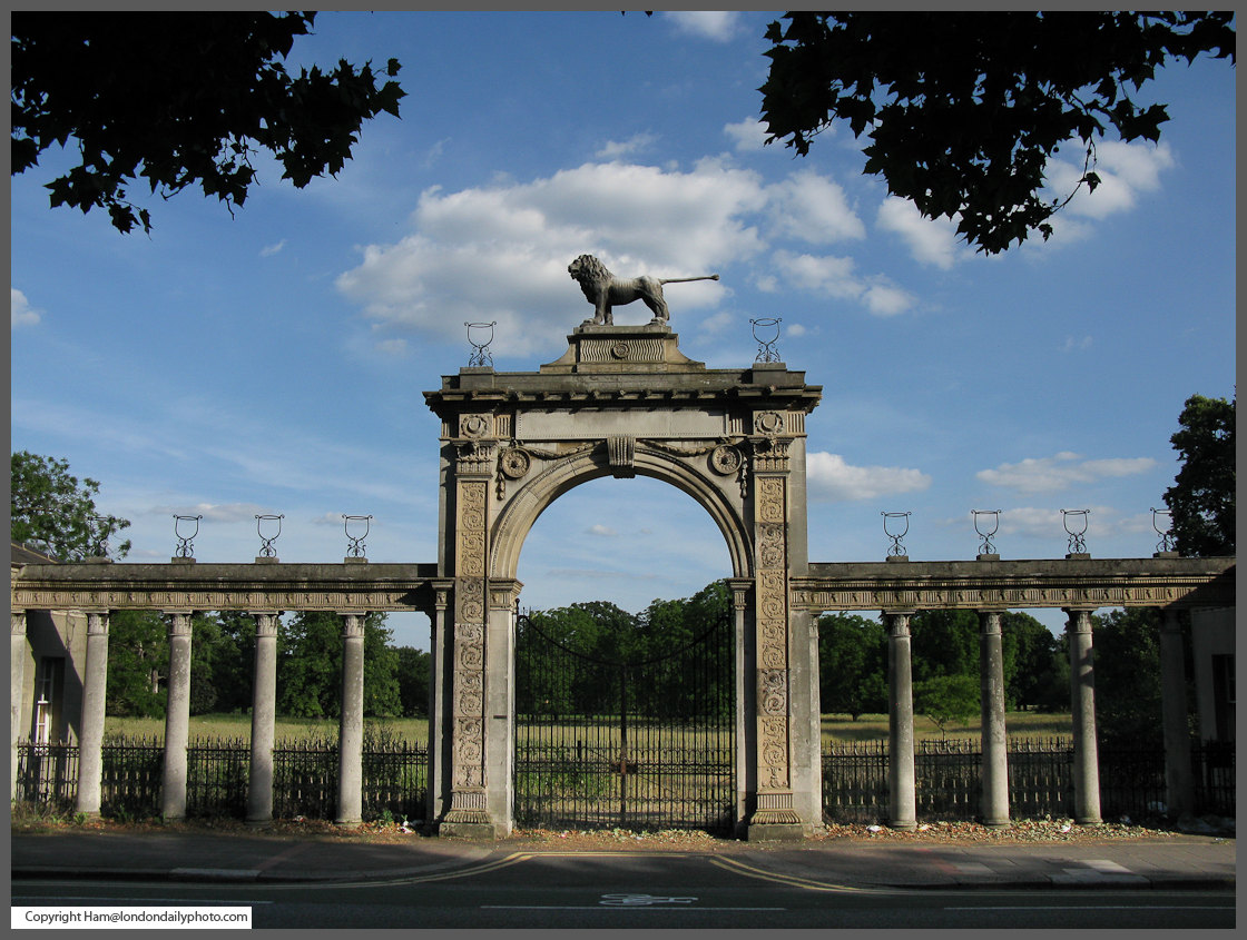 London Daily Photo: The Syon Lion