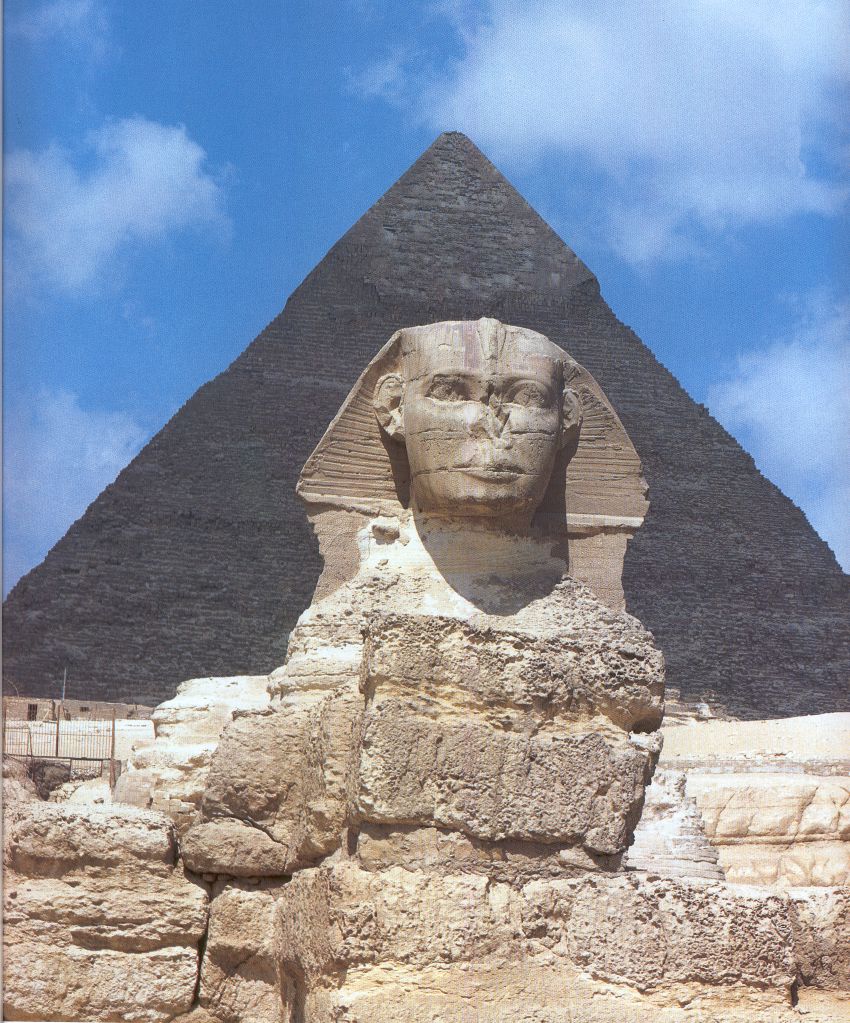 Esfinge - Ao fundo a Pirâmide Quéfren