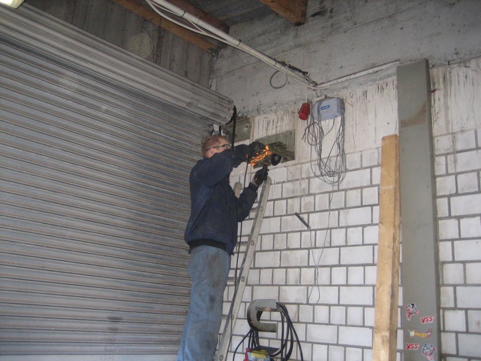 Asphaltpflugers: ...und nen neuen Motor fürs Rolltor gabs auch