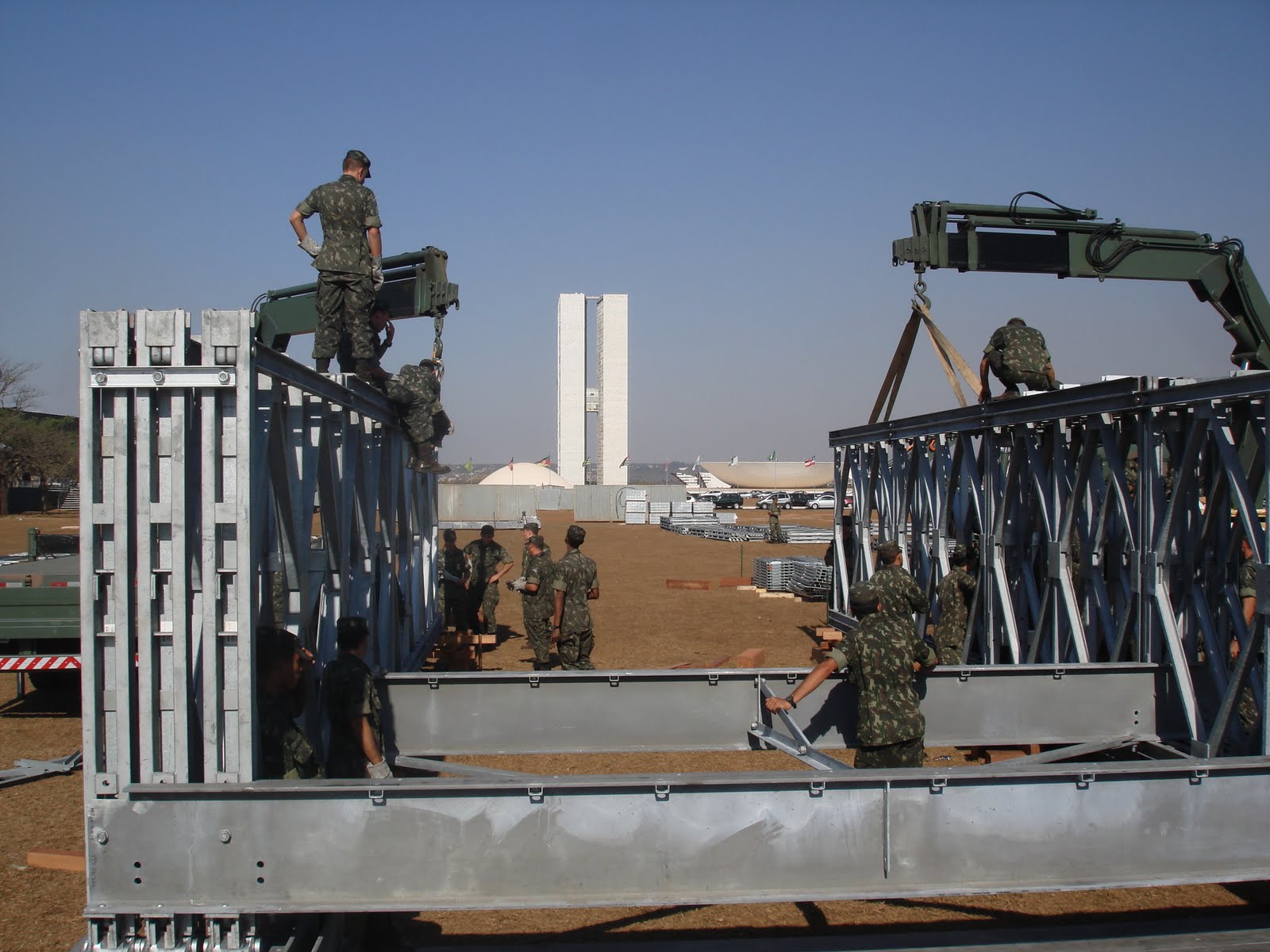 MILITARY BRIDGE OPERATIONS: Construção da Ponte Logistic Support Bridge ...