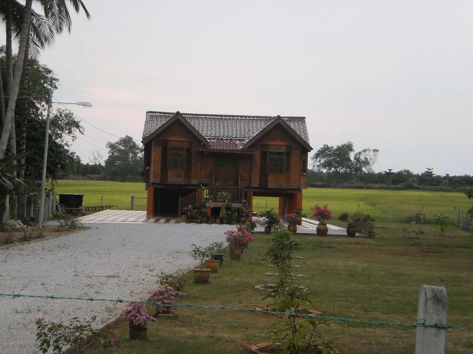 SEHARI DALAM HIDUPKU @ JURNAL KEHIDUPAN: Rumah sebuah di tepi bendang