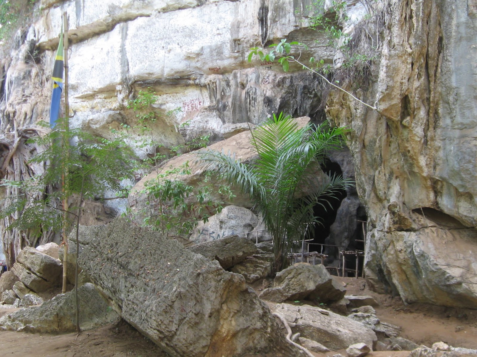 ANKO MO NA VIJIMAMBO VYA TANGA: AMBONI CAVES TANGA