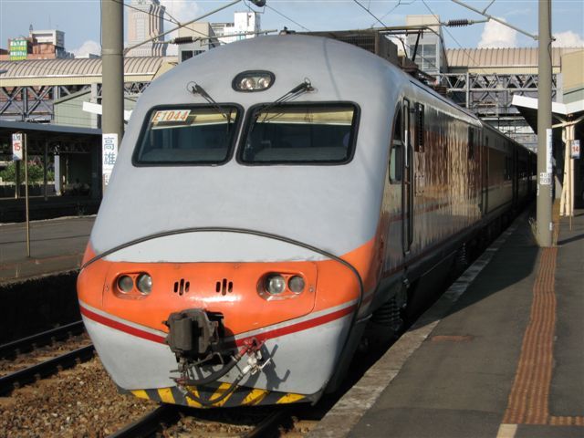 鐵路的介紹: E1000自強號