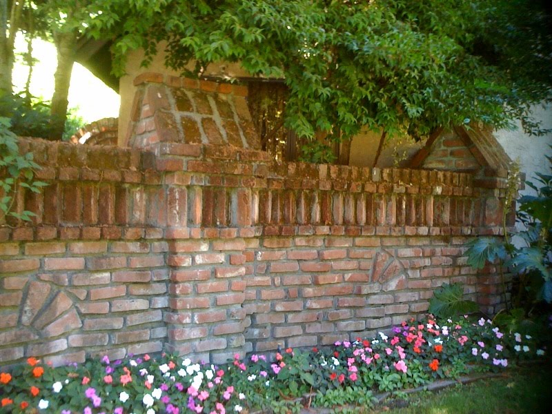 "Mo's Cottage": Romantic Brick Work
