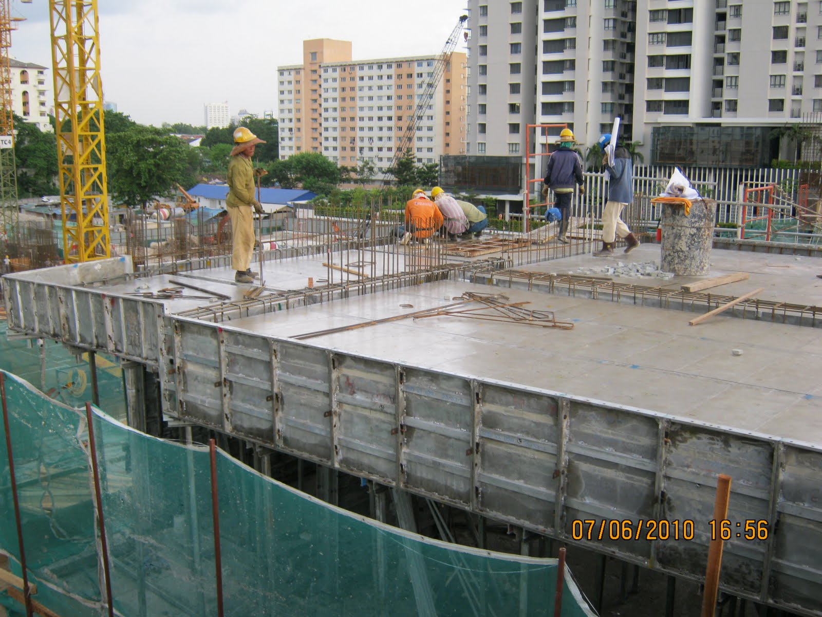 Mari Membina Bangunan: Mivan - Formwork untuk lantai sebelum proses rebar.