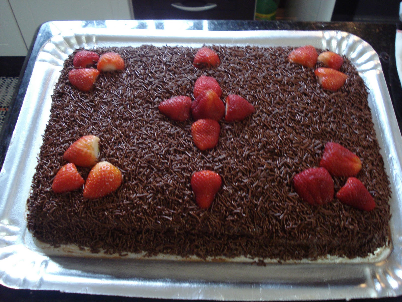 DELICIAS DA LÚ: Bolo Brigadeiro com Morango