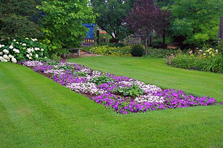 Conrad Art Glass & Gardens: More daylilies and another garden stroll...