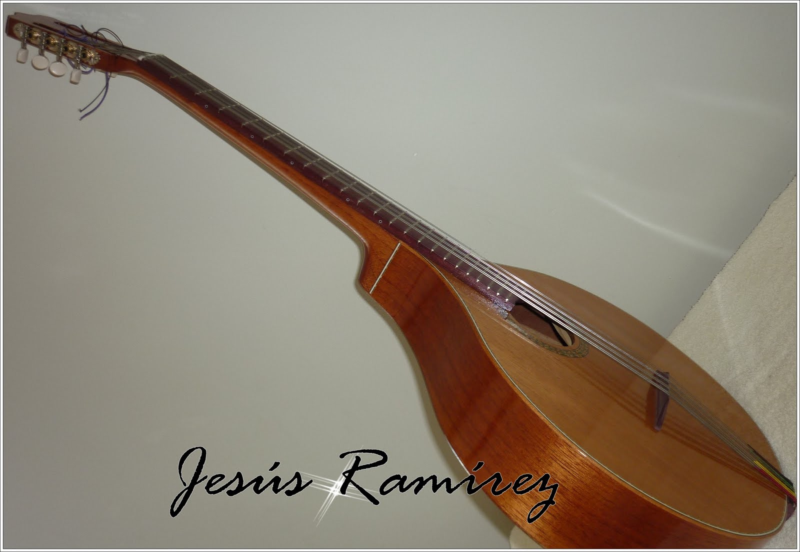 J.R. LUTHIER c.a. Mandolinas y Cuatros Venezolanos: Mandoncello