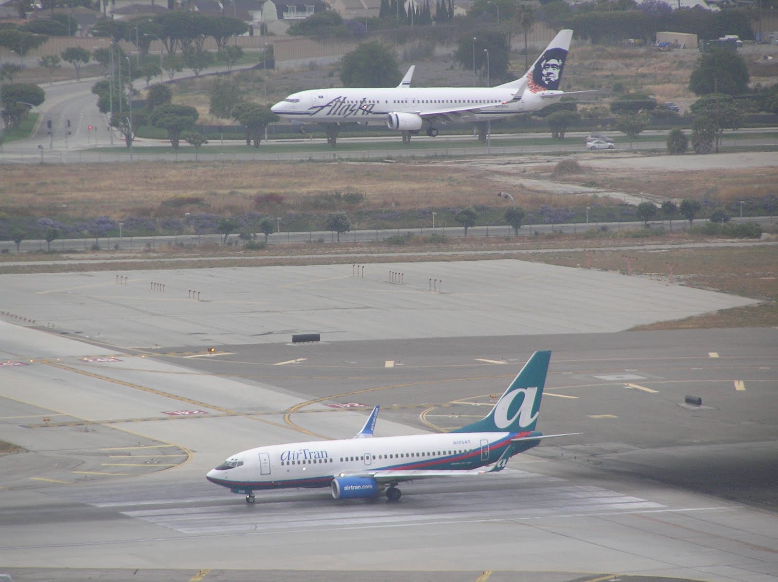View from the control tower: LAX aircraft spotters' guide: Boeing 737 ...