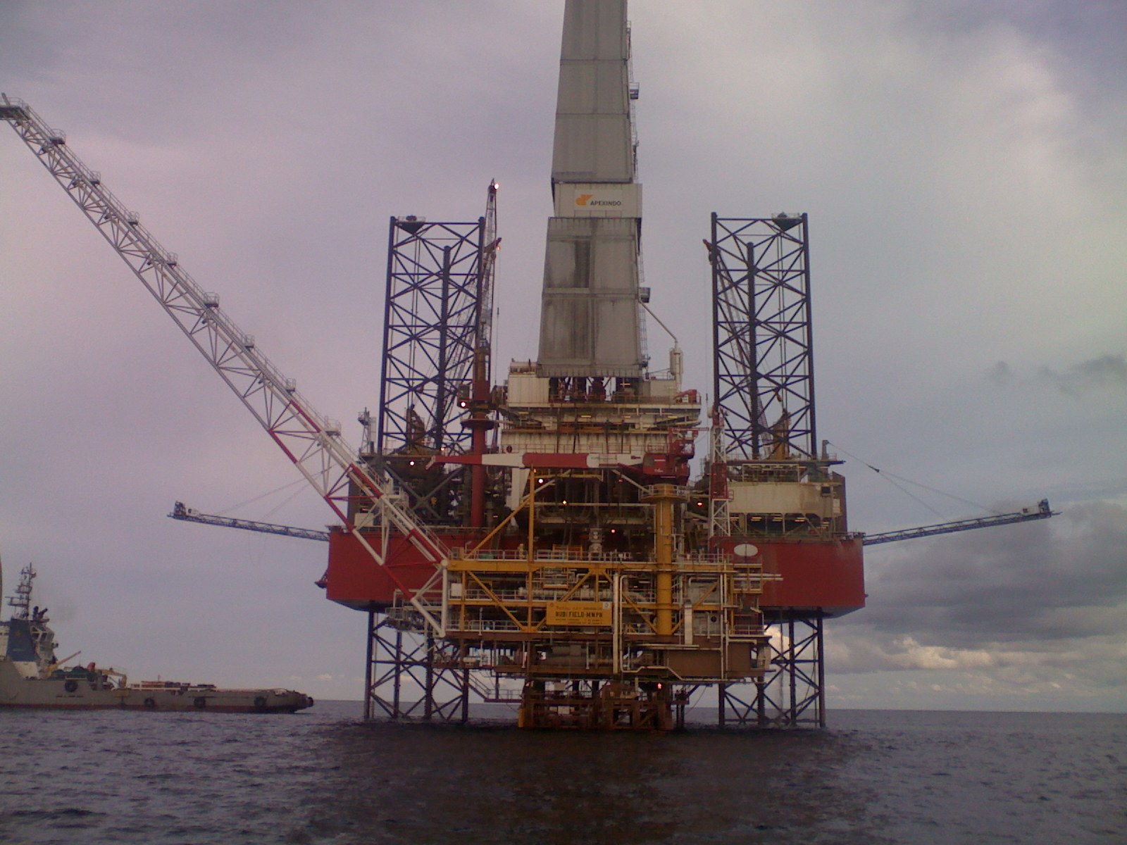 Oil and Gas wells Drilling in the Mahakam Estuary: Appearance of Rig ...