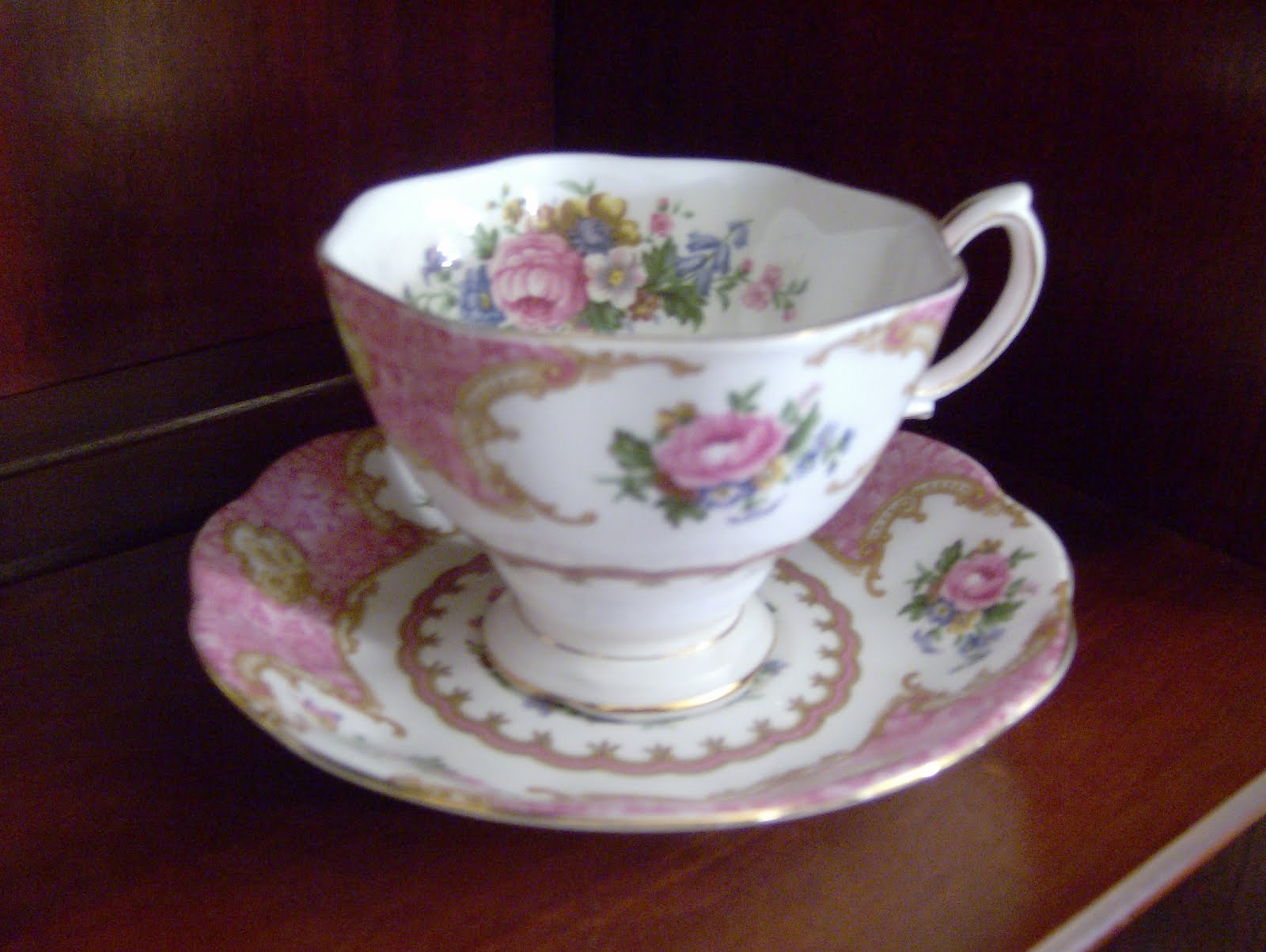 Tess's Teacups & Tabbies: Welcome to my teacup collection
