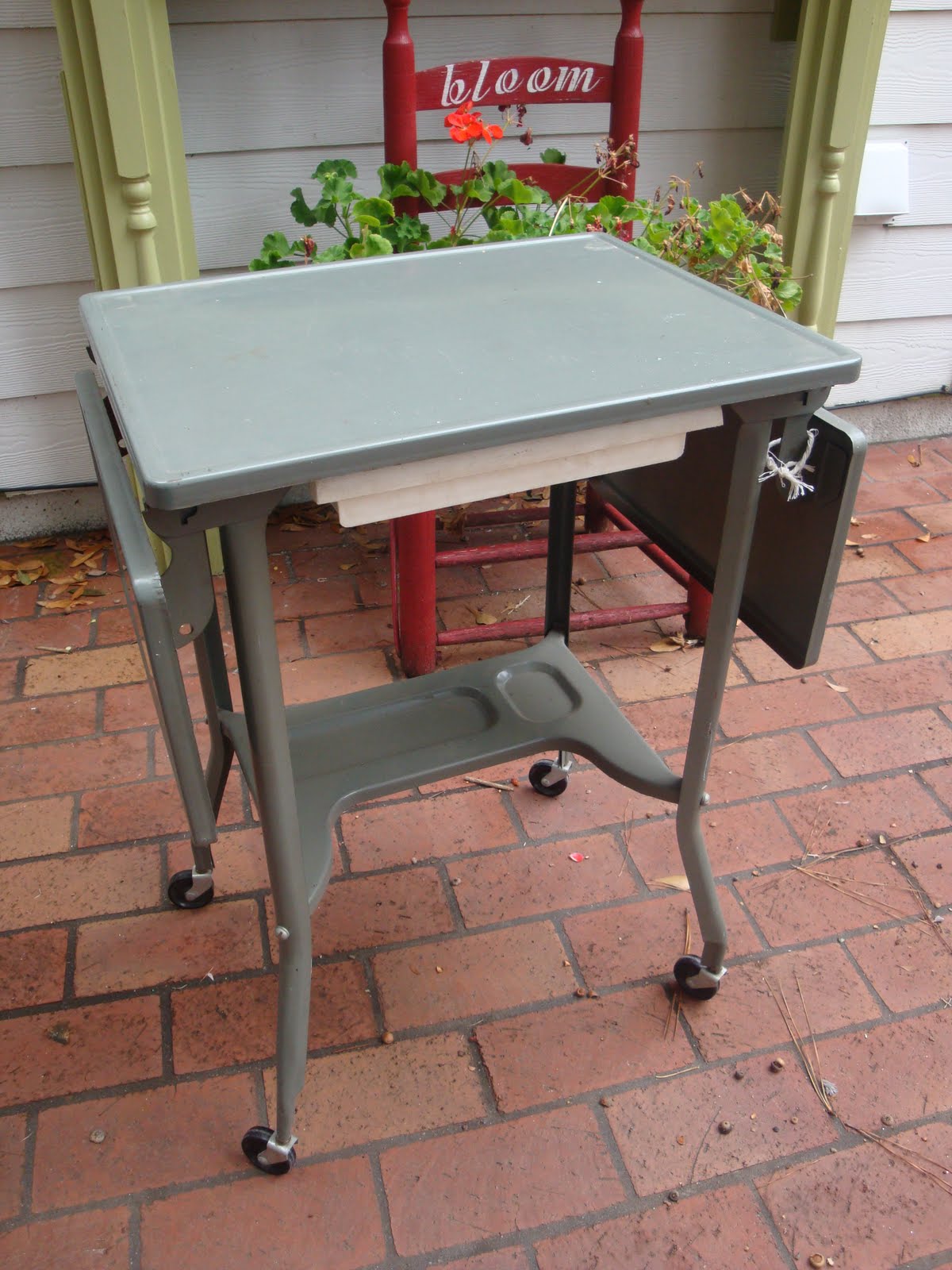 A Little Piece of Heaven: Metal table makeover