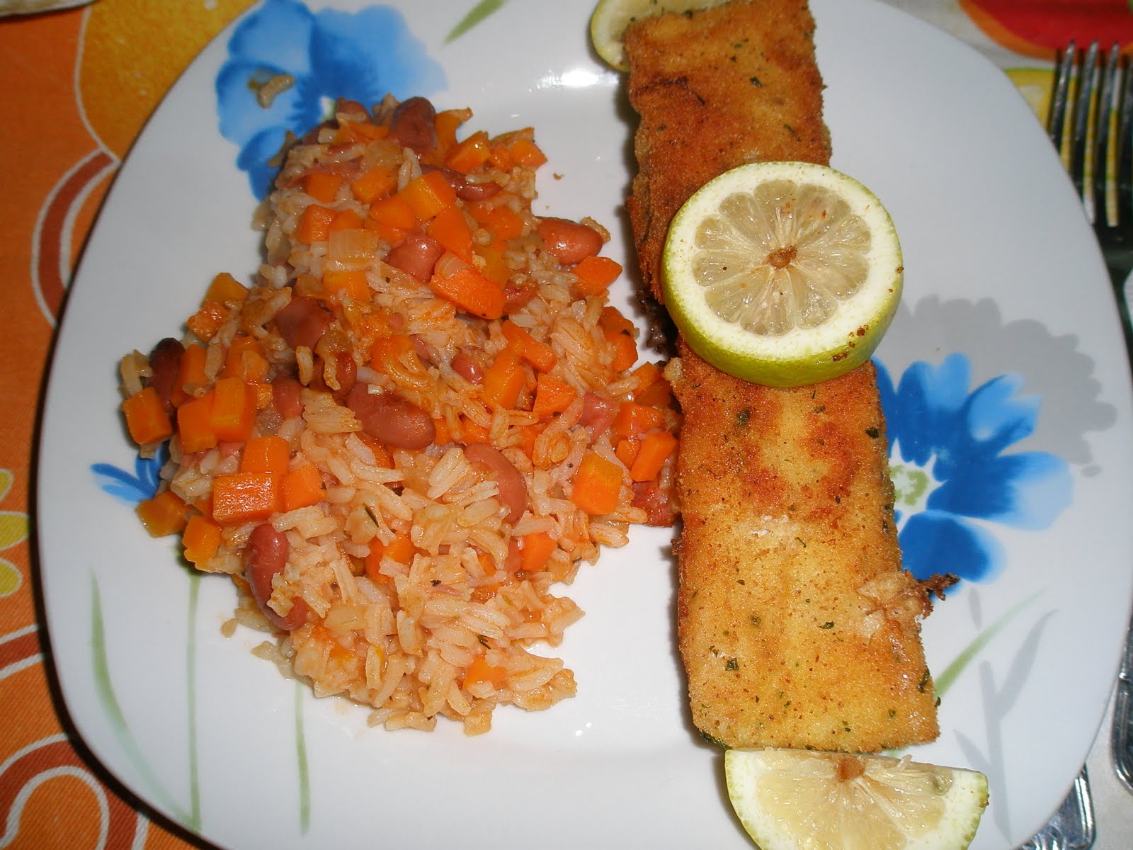 Entre Doces & Salgados: Solha Frita com Arroz de Cenoura e Feijão manteiga