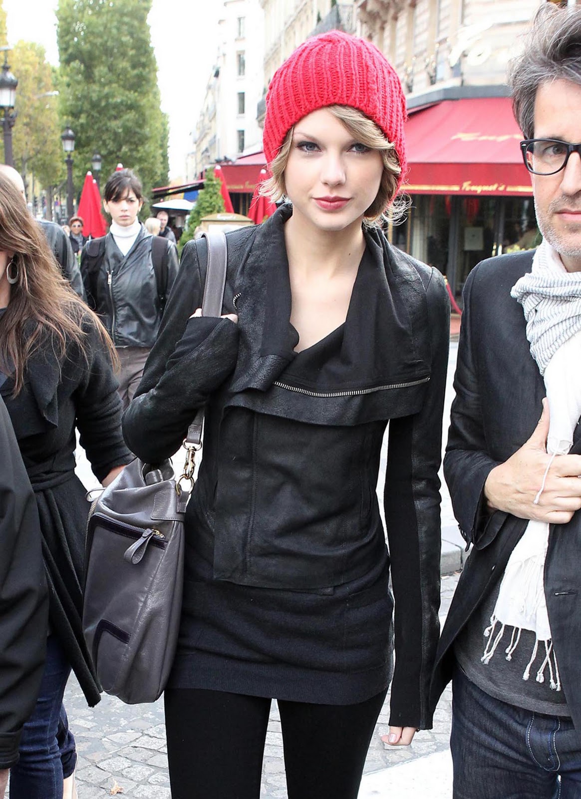 Lepaparazzi - Celebrity News and Gossip Blog: Taylor Swift Takes To Paris!