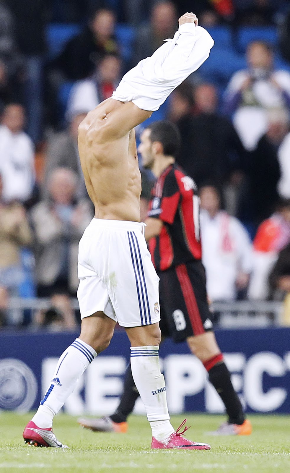 Lepaparazzi - Celebrity News and Gossip Blog: Cristiano Ronaldo Takes ...