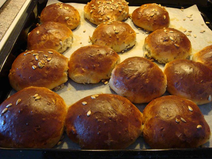 Obsessed with cakes, muffins, other baked goods and their decoration ...